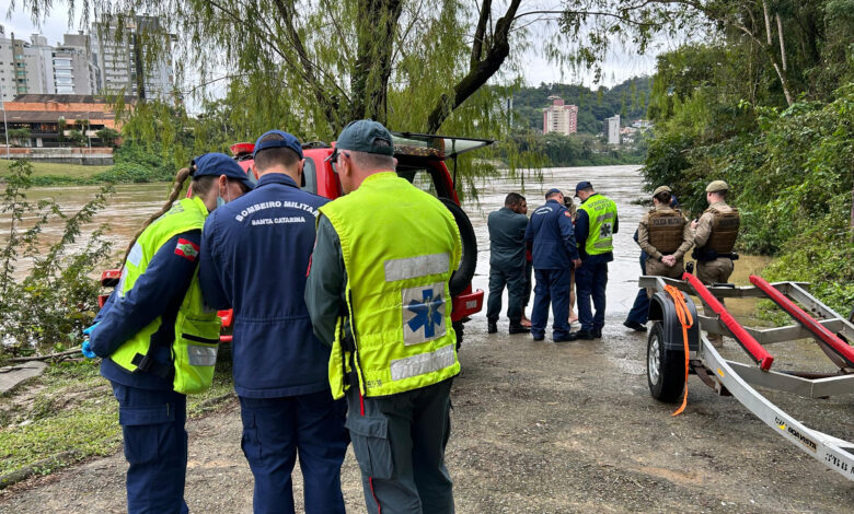 Bombeiros procuram homem desaparecido no Rio Itajaí-Açu, em Blumenau ...